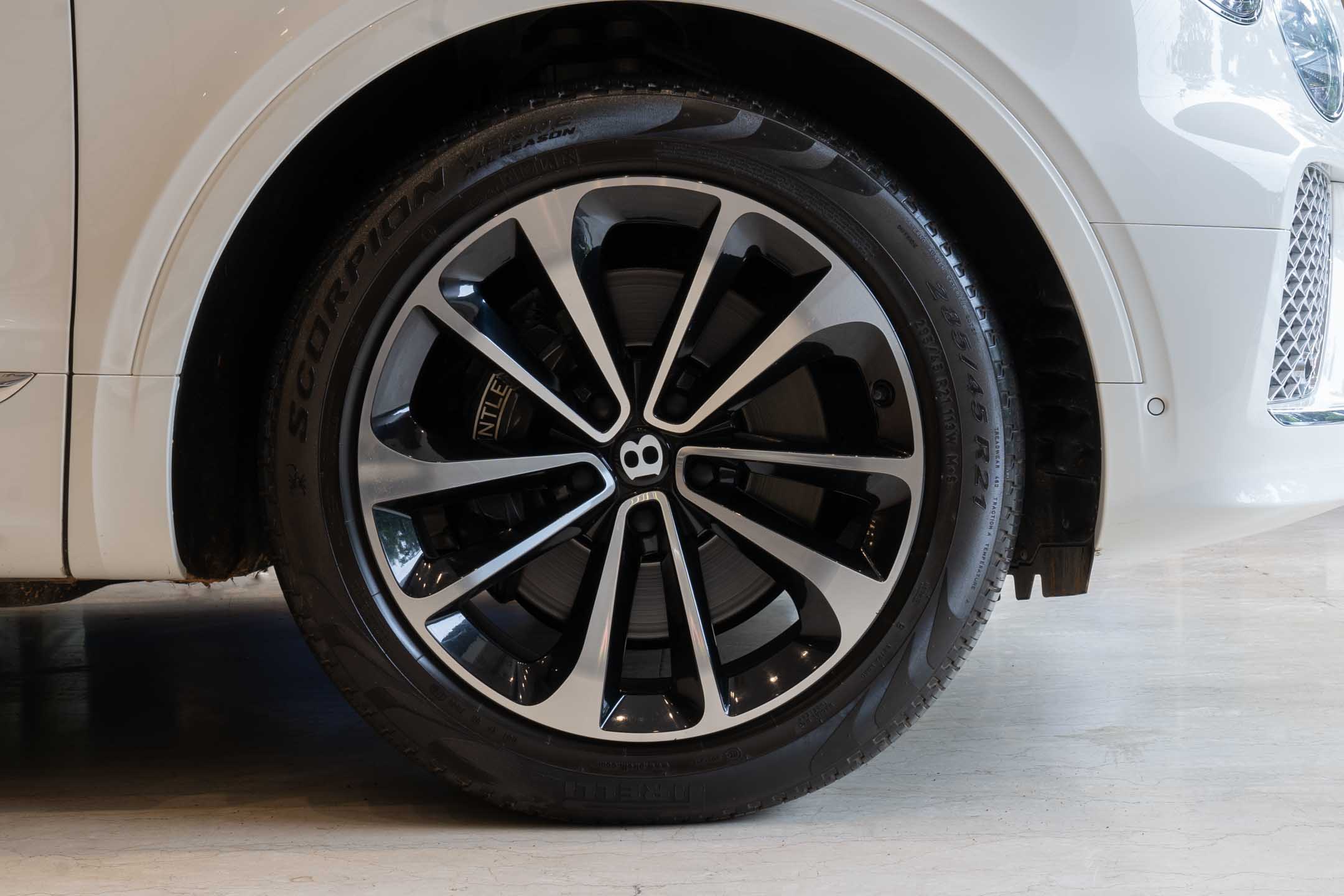 BENTLEY BENTAYGA V8 Facelift - Big Boy Toyz